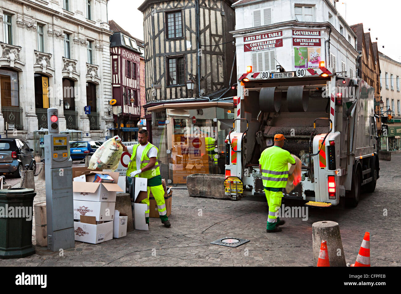 Refuse collection lorry hi-res stock photography and images - Alamy