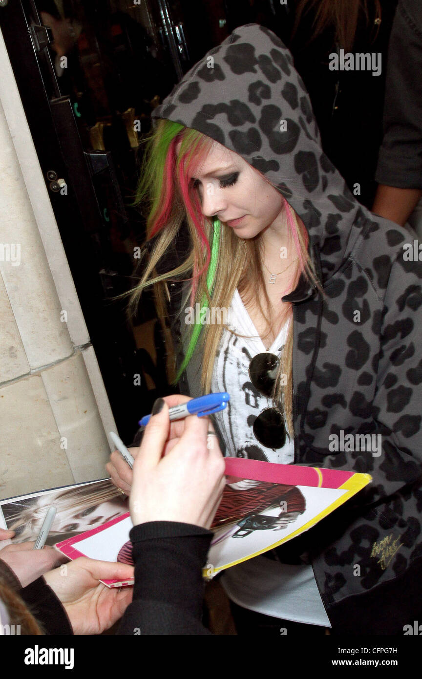 Avril Lavigne signs autographs as she leaves the George V hotel and ...