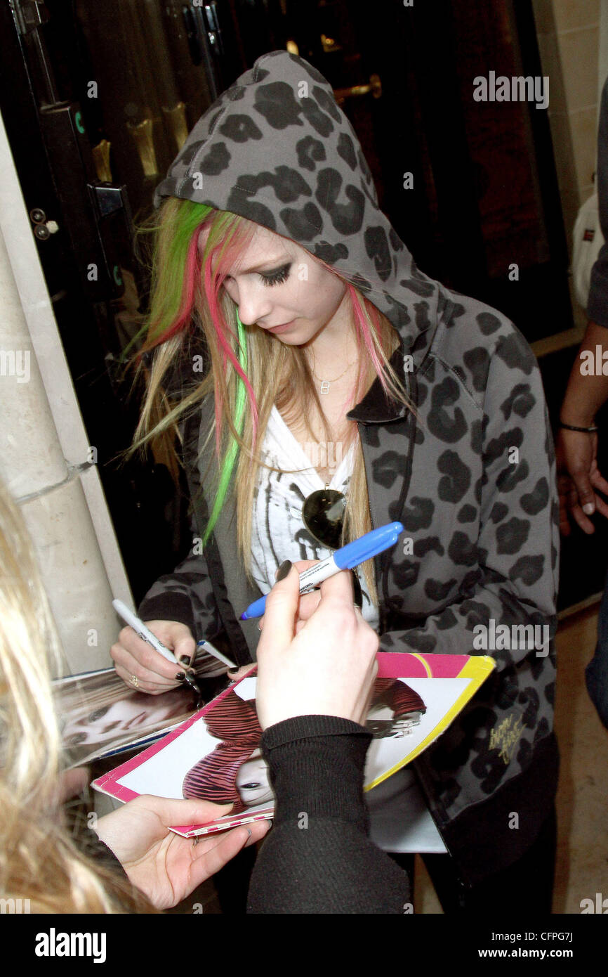 Avril Lavigne signs autographs as she leaves the George V hotel and ...