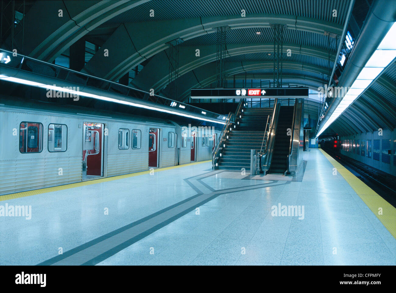 Subway Platform, Toronto, Ontario Stock Photo - Alamy