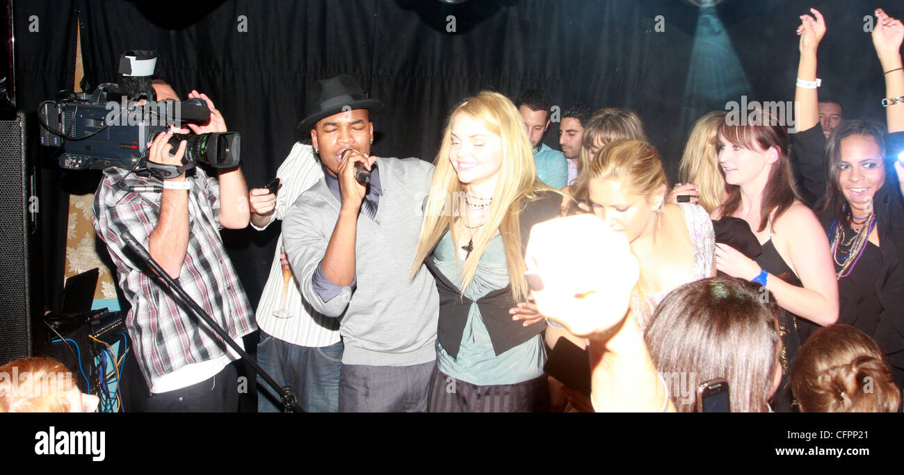 Ne-Yo performs on stage with Izabella Miko at his VMA party sponsored ...