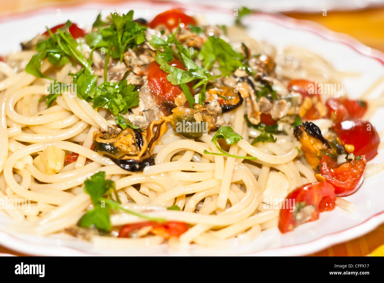 spaghetti with mussels and cherry tomatoes Stock Photo - Alamy