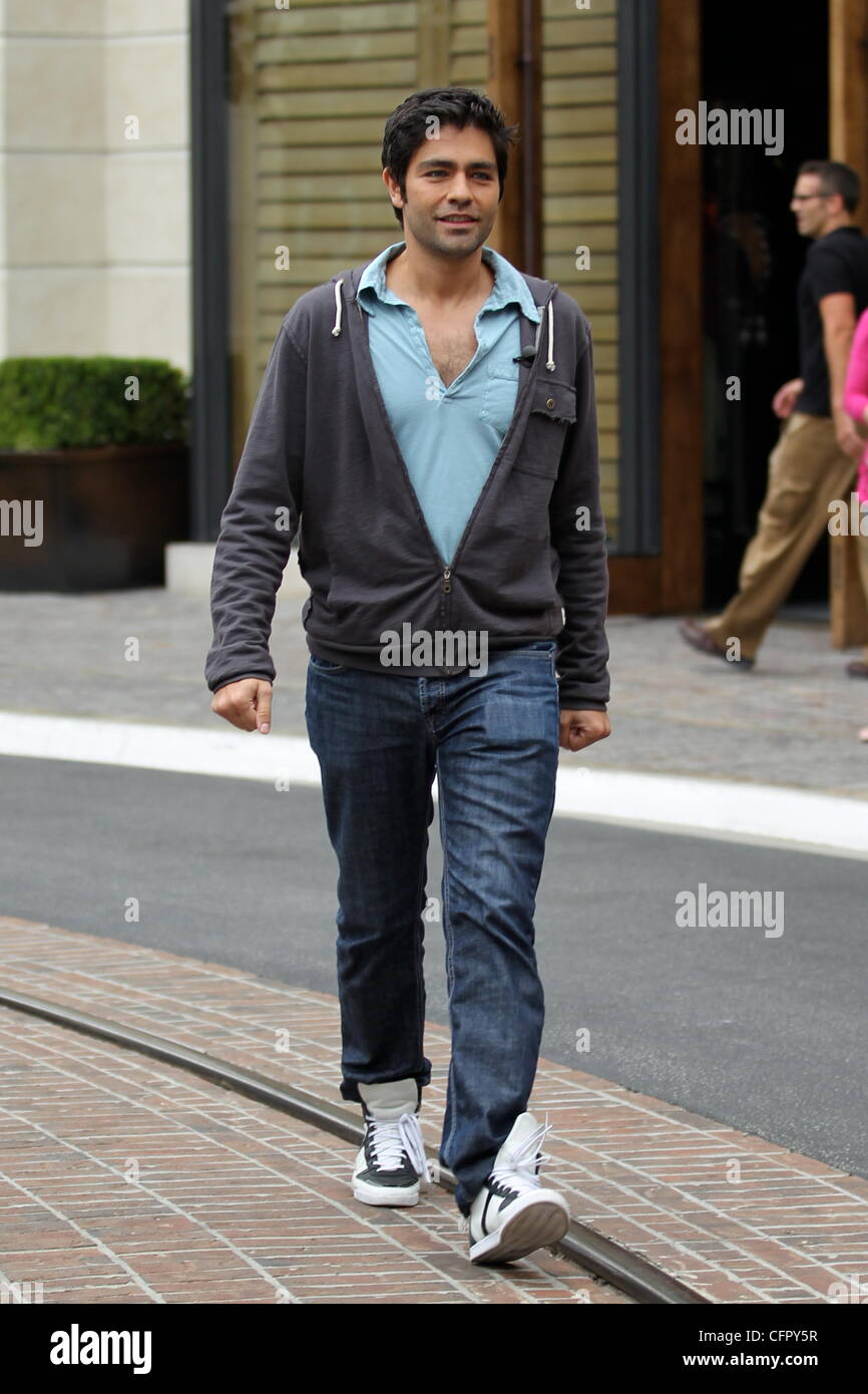 Adrian Grenier filming an interview for the entertainment television ...