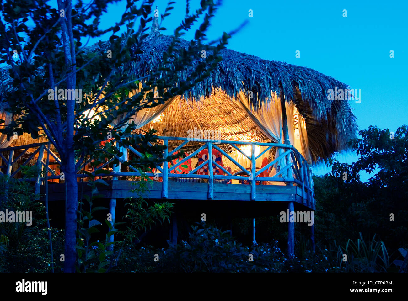 The tree house lodge hi-res stock photography and images - Alamy