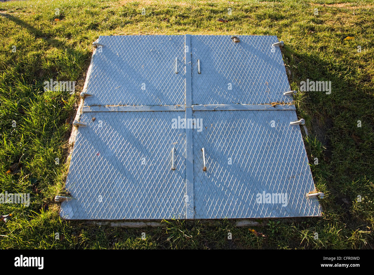 Steel door hi-res stock photography and images - Alamy