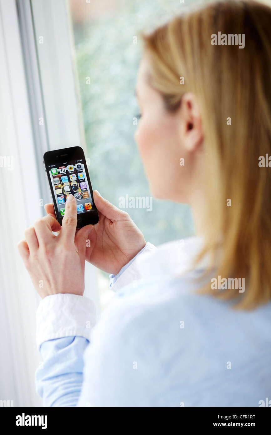 Pretty teenager iphone hi-res stock photography and images - Alamy