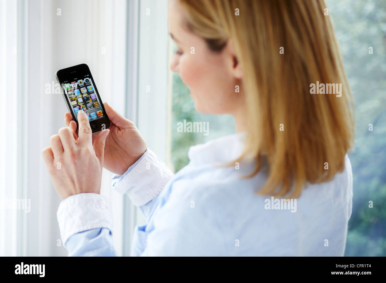 Pretty teenager iphone hi-res stock photography and images - Alamy