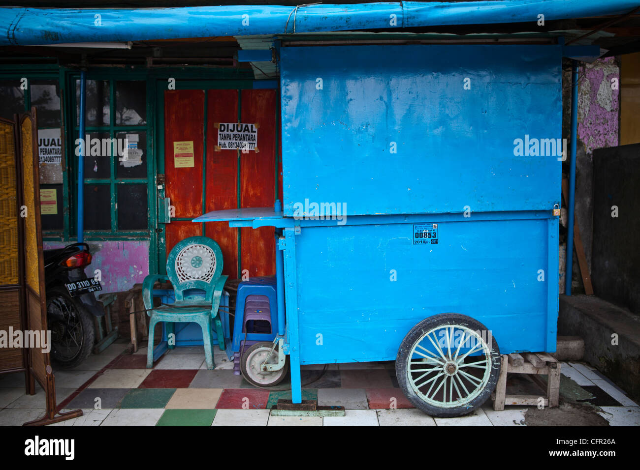Blue kiosk hi-res stock photography and images - Alamy