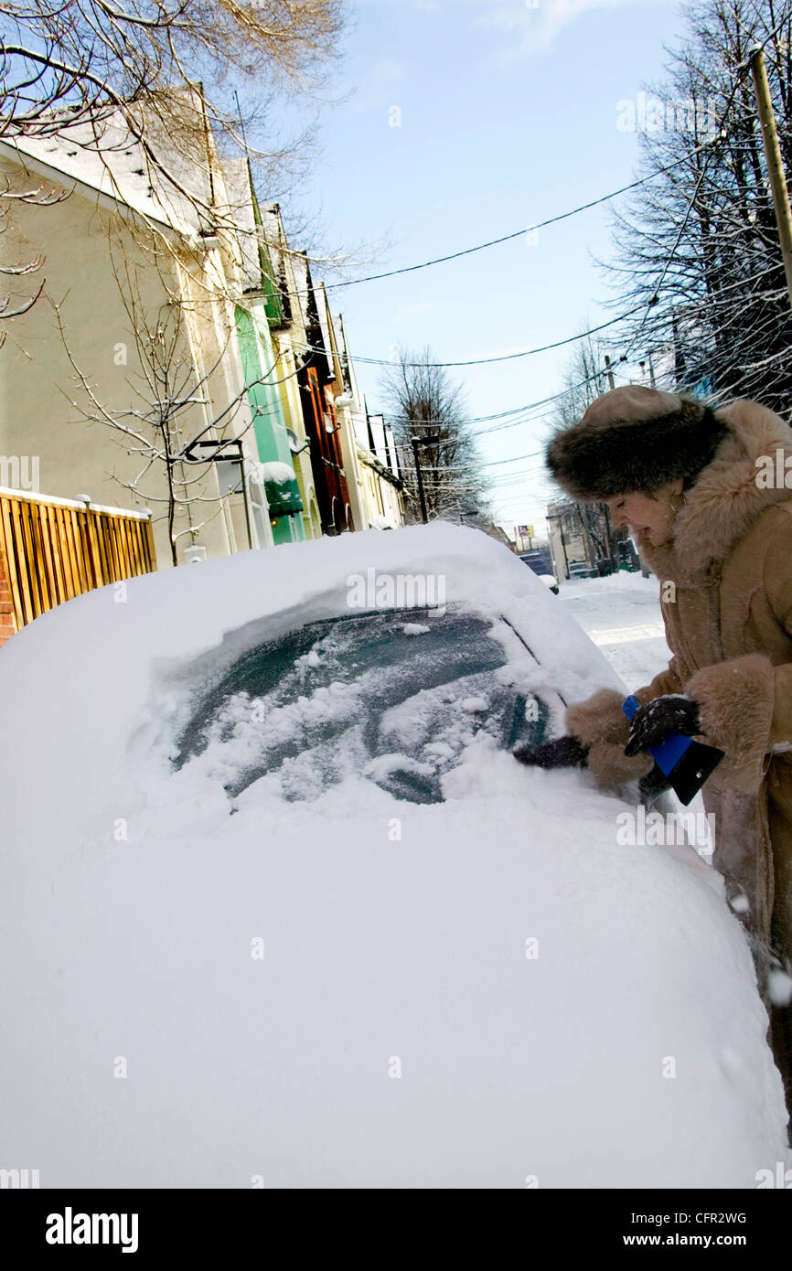Woman Cleaning Snow Off Car Stock Photo - Alamy