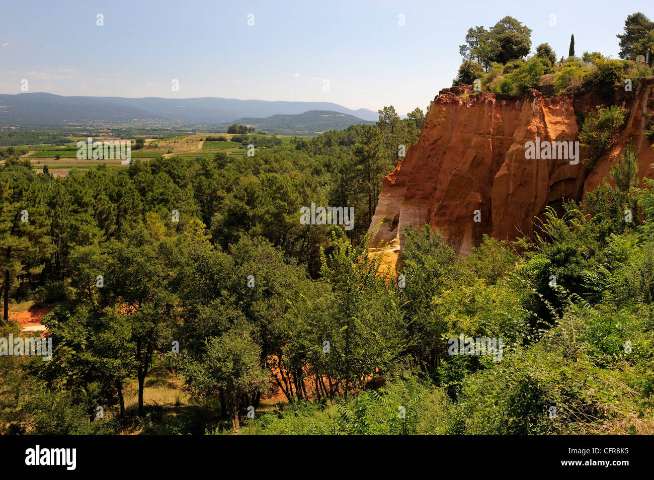 Parc naturel régional du luberon hi-res stock photography and images ...