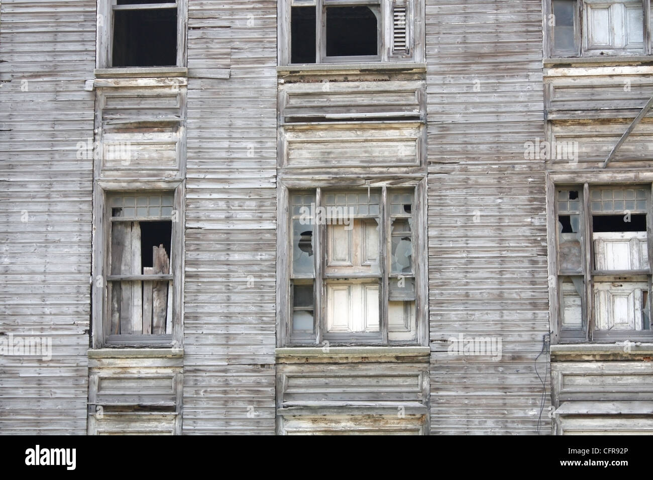 House falling apart hi-res stock photography and images - Alamy