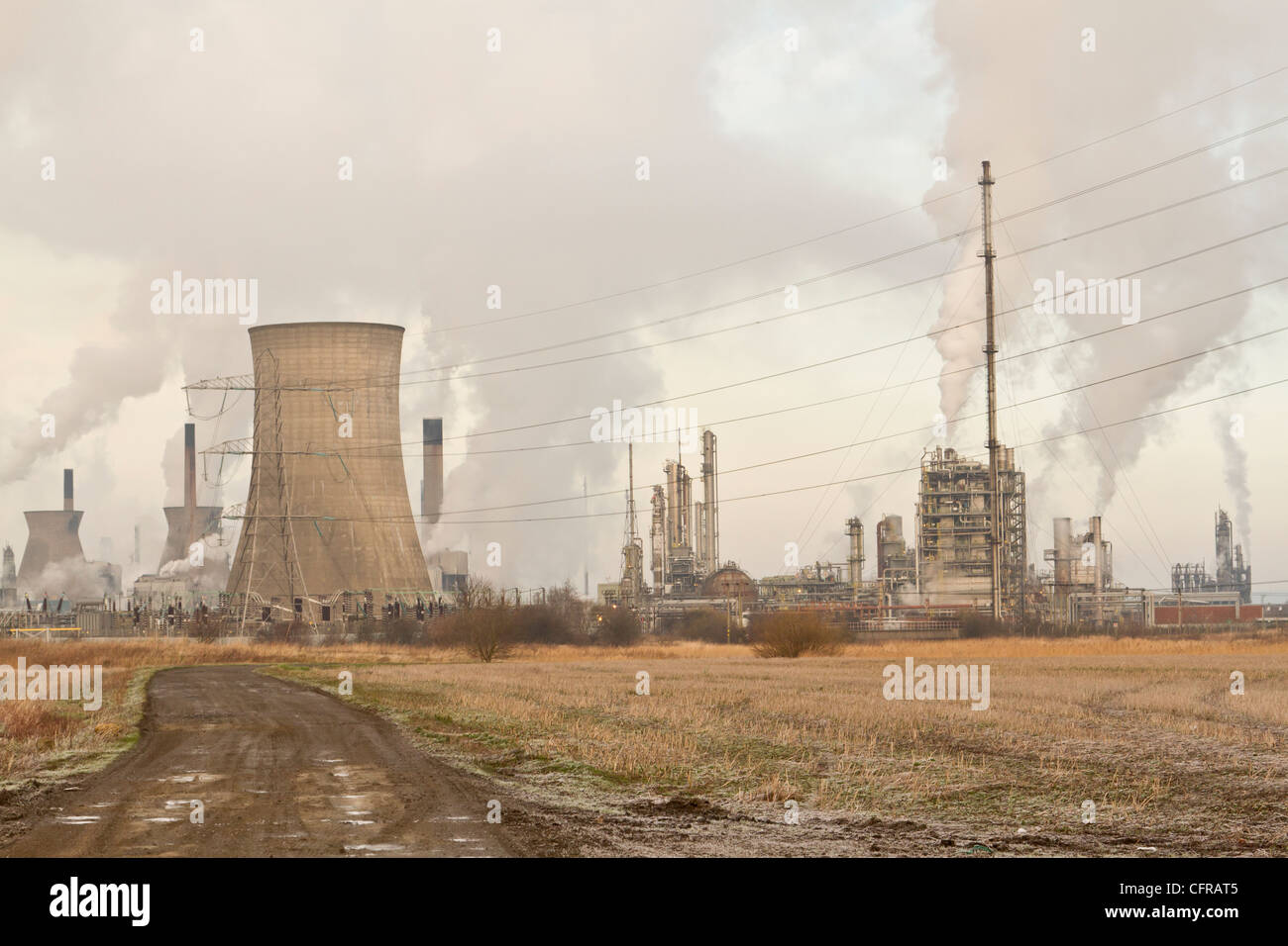 Pylon and cooling towers at Grangemouth Oil Refinery Stock Photo - Alamy