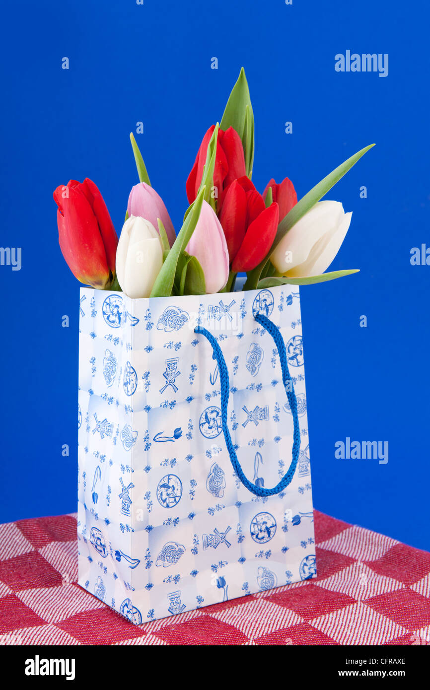 Dutch souvenir shopping bag with bouquet tulips Stock Photo - Alamy