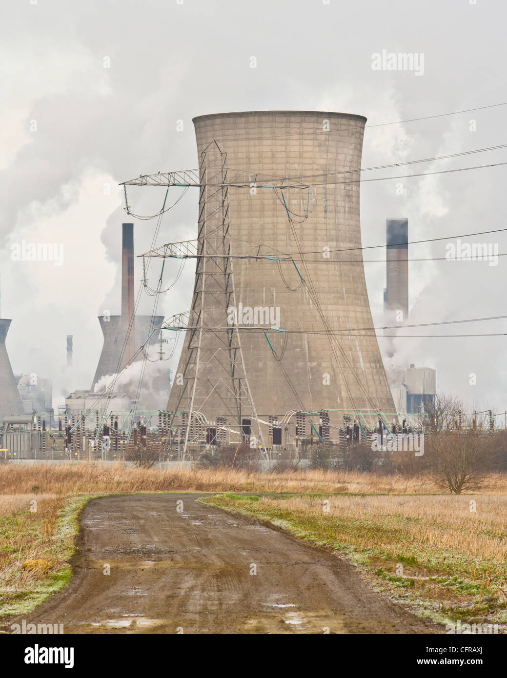 Pylon and cooling tower at Grangemouth Oil Refinery Stock Photo - Alamy