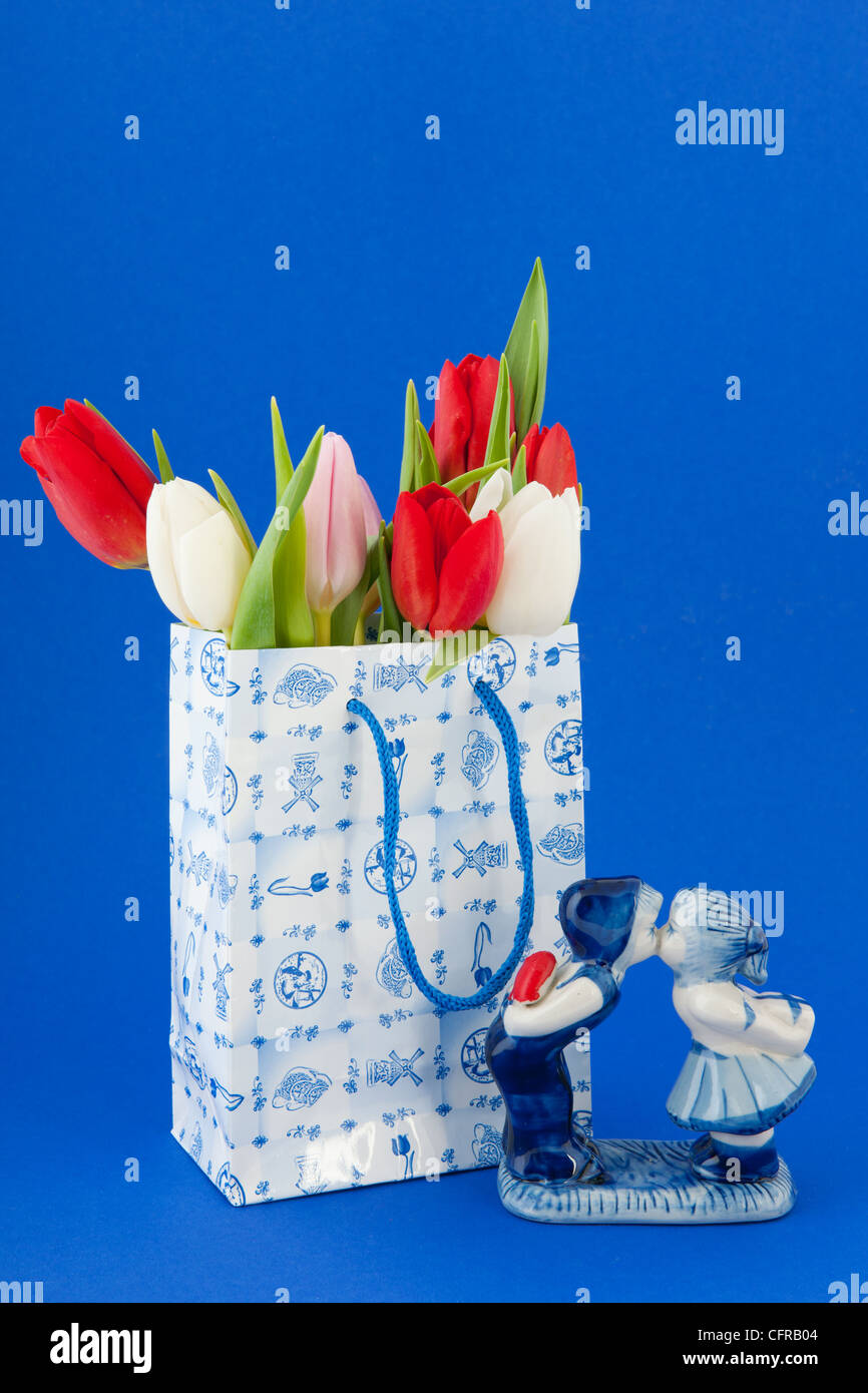 Dutch souvenir shopping bag with bouquet tulips Stock Photo - Alamy