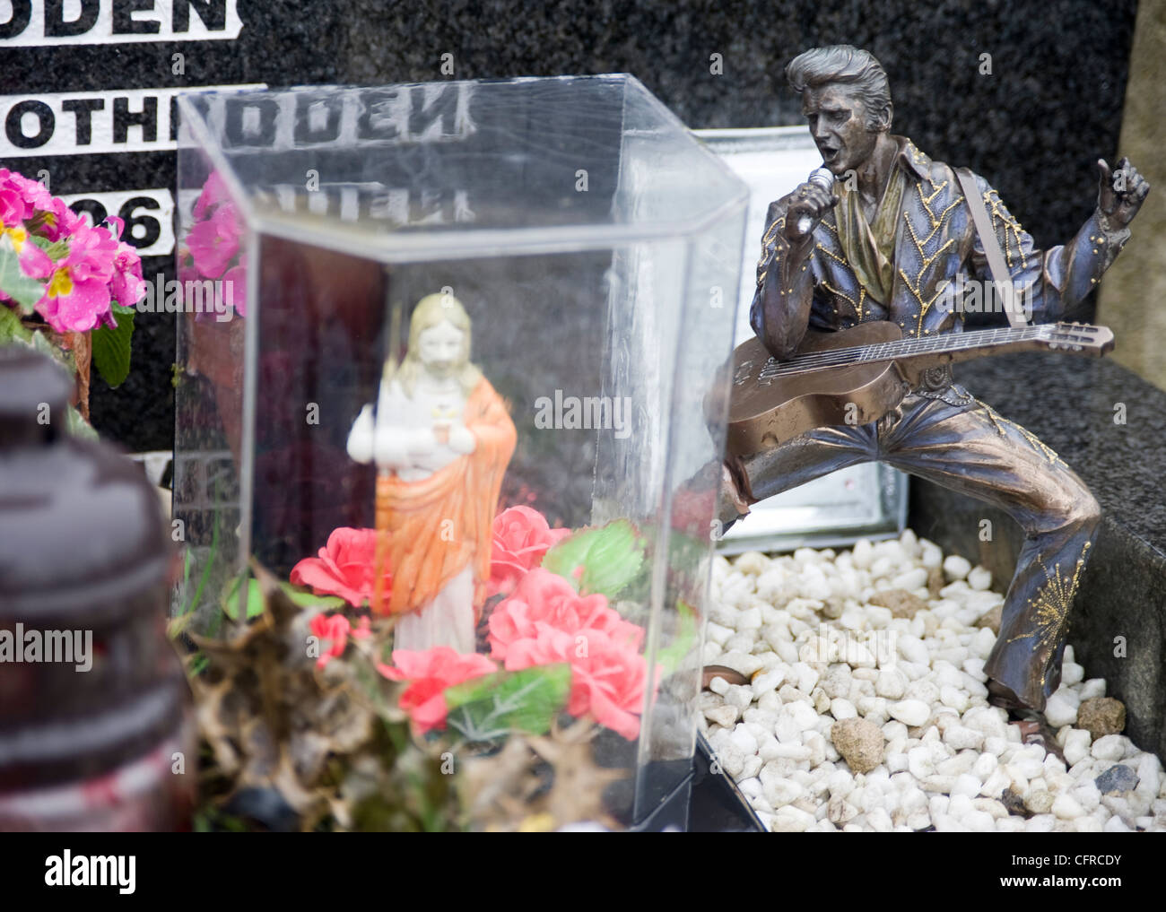 Elvis cemetery hi-res stock photography and images - Alamy