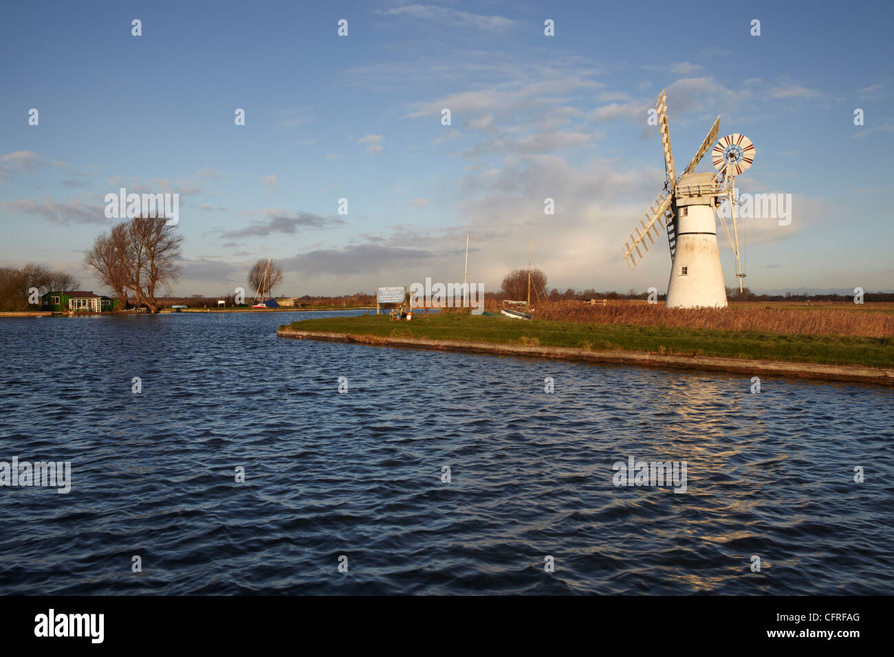 Norfolk Broads scene beside the River Thurne at Thurne, Norfolk ...