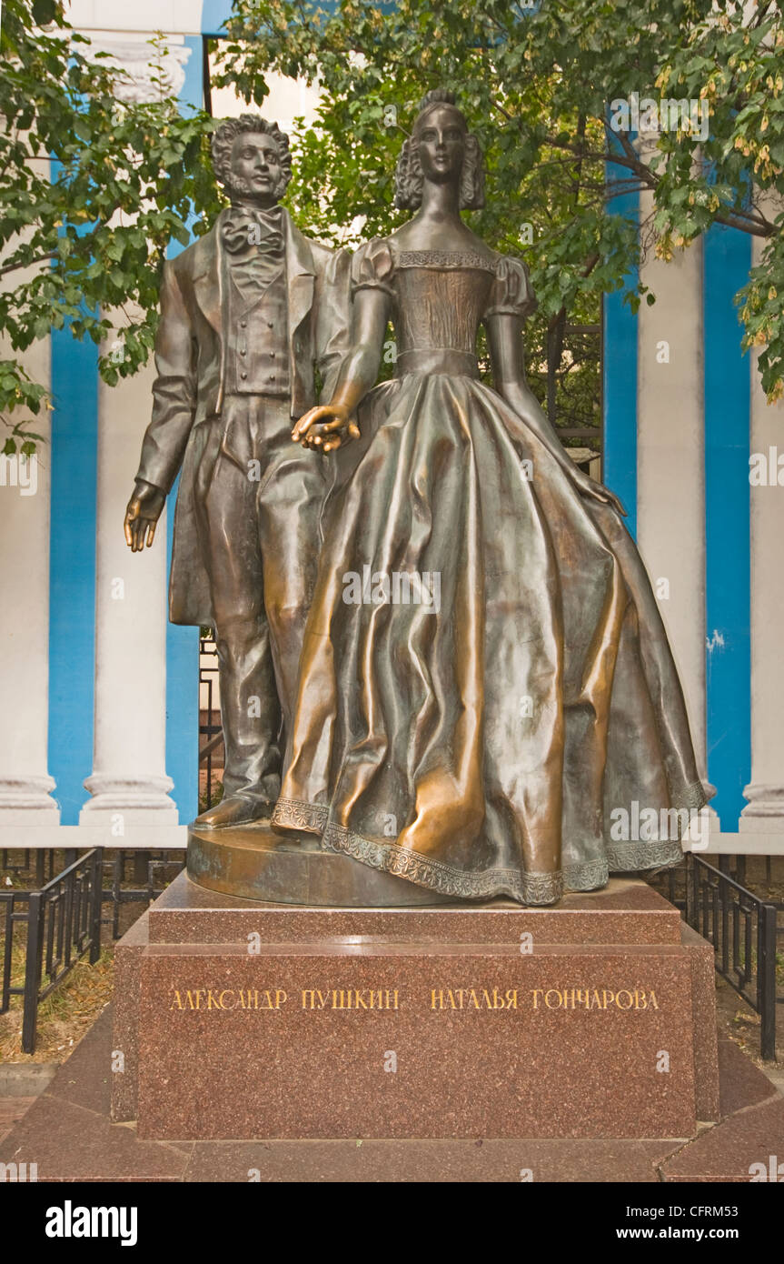 RUSSIA Central Moscow; statue of Pushkin with his wife Stock Photo - Alamy