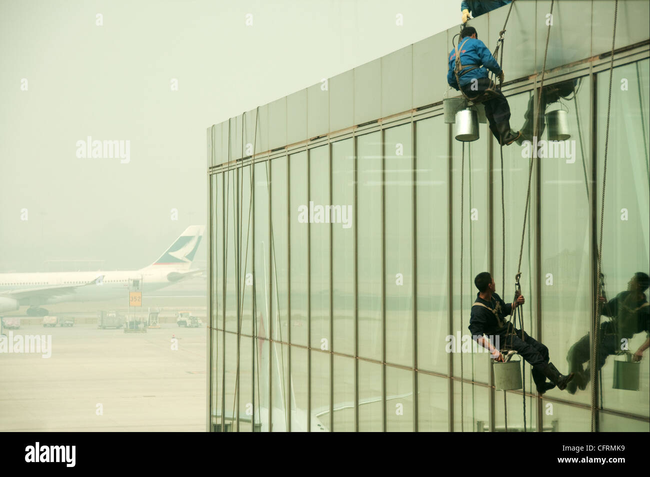 Windows horizontal airport hi-res stock photography and images - Alamy