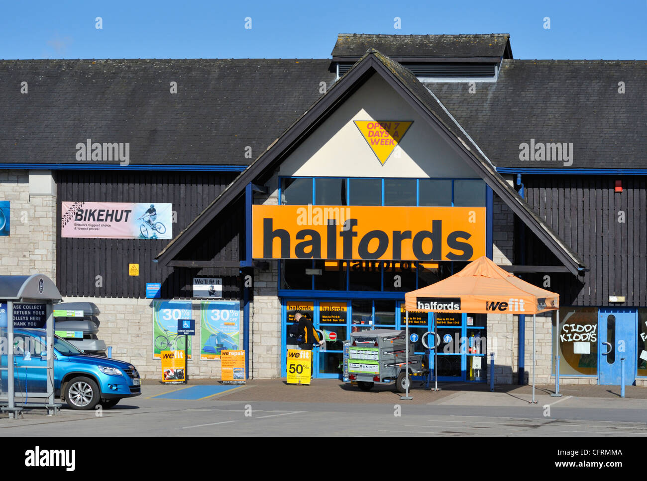 Halfords store hi-res stock photography and images - Alamy