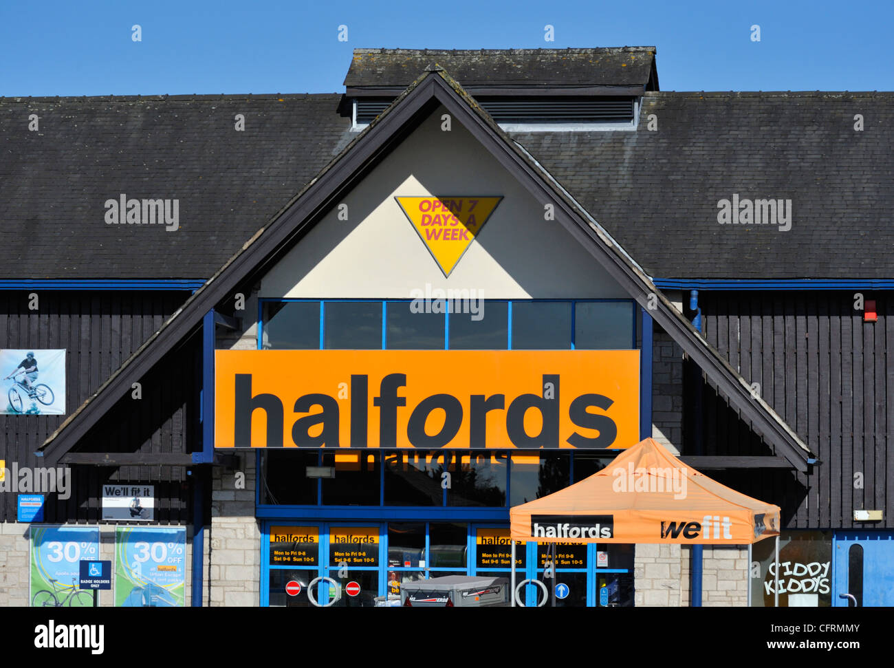 Halfords store hi-res stock photography and images - Alamy