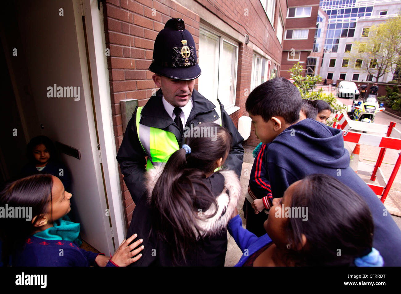 Children and police hi-res stock photography and images - Alamy