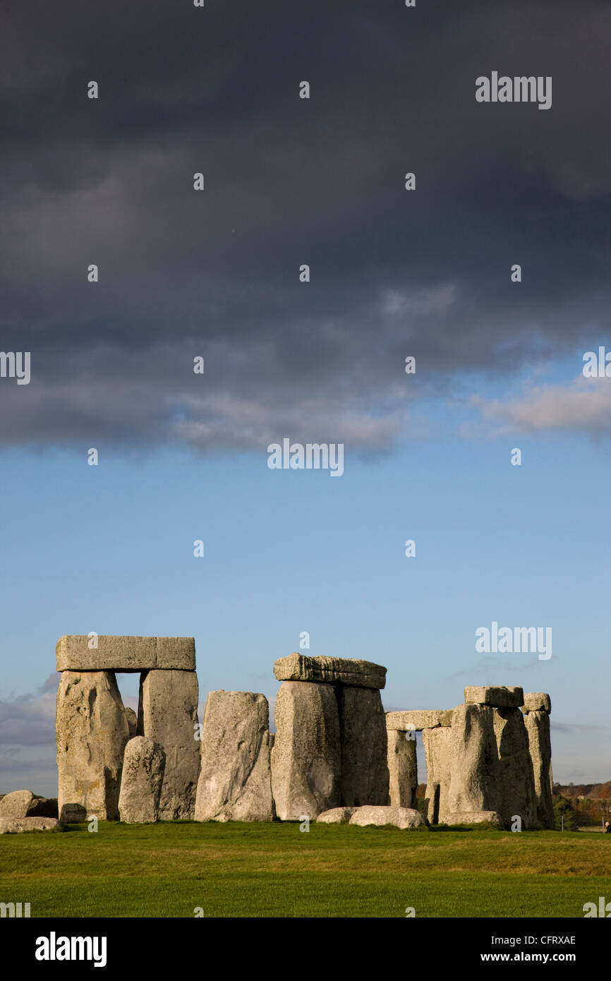 Rain clouds over Stonehenge in Wiltshire Stock Photo - Alamy
