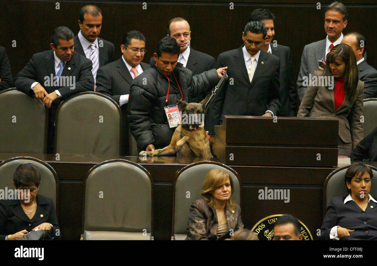 FOR METRO - Mexican lawmakers watch as a secret service agent and a ...