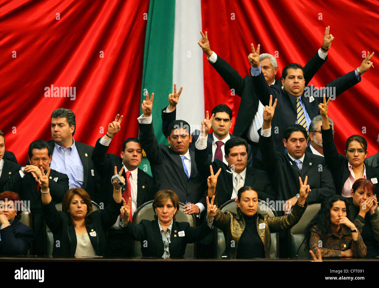 FOR METRO - Mexican lawmakers who support new President Felipe Calderon ...