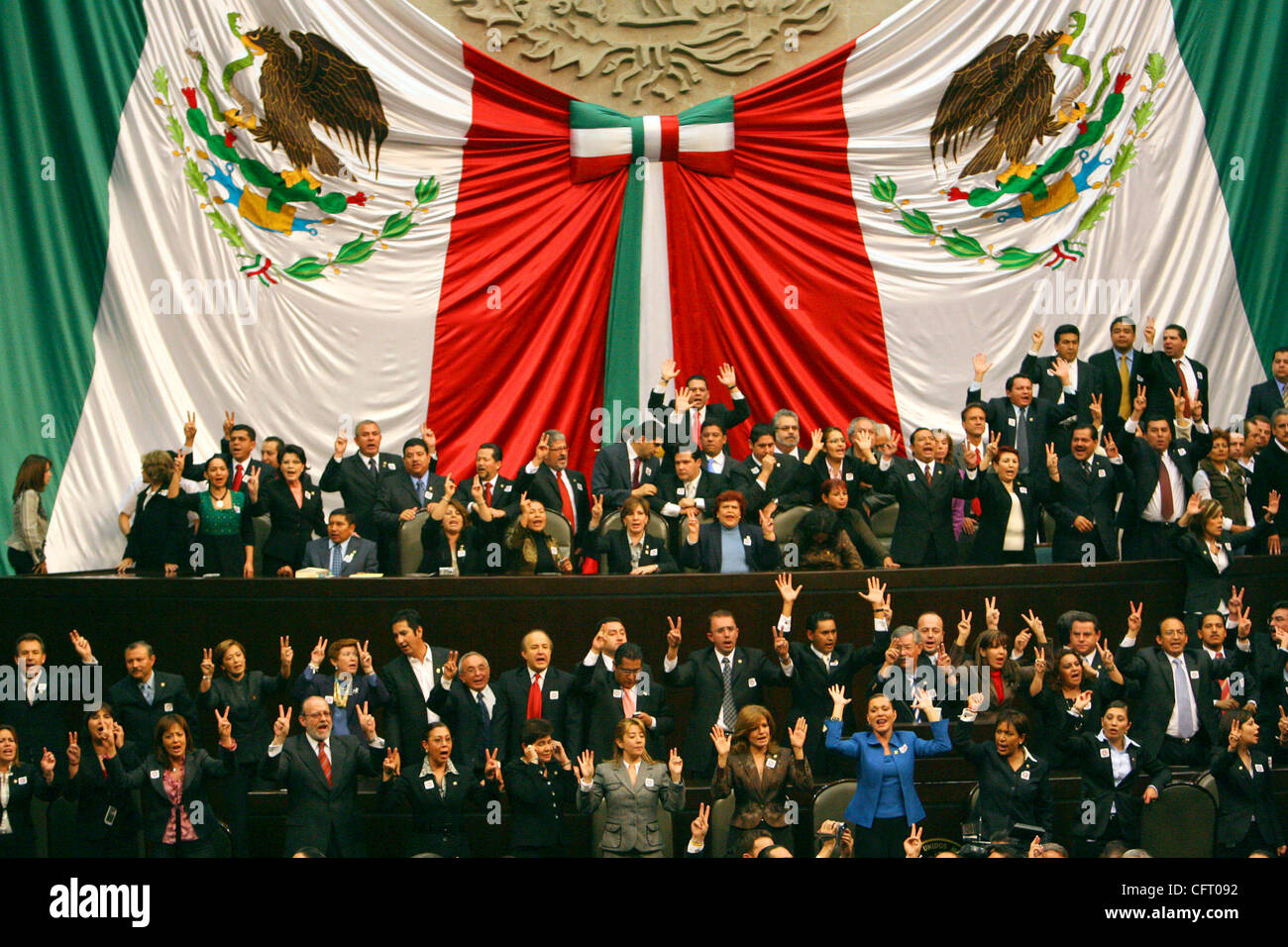 FOR METRO - Mexican lawmakers who support new President Felipe Calderon ...