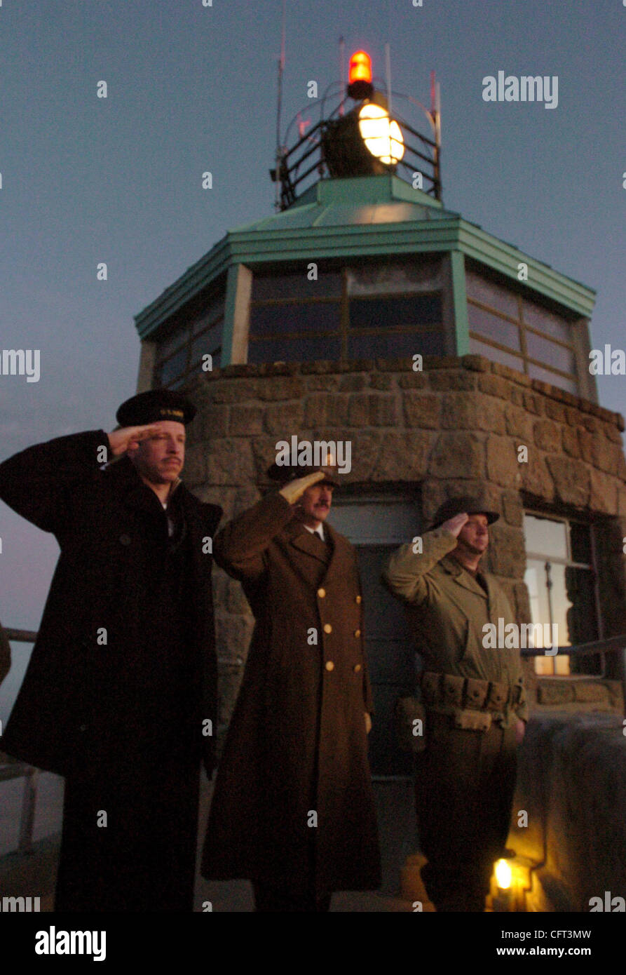 Thursday, December 7,2006 -- From left, Scott Vizcarra, Concord, Fred ...