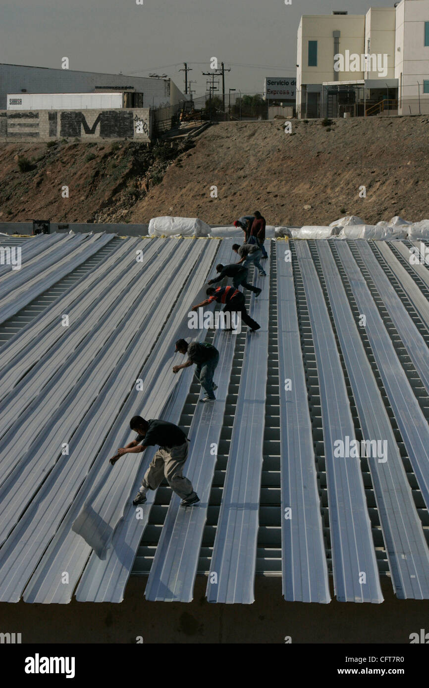 December 14, 2006 , Tijuana,- Construction workers worked on the roof ...