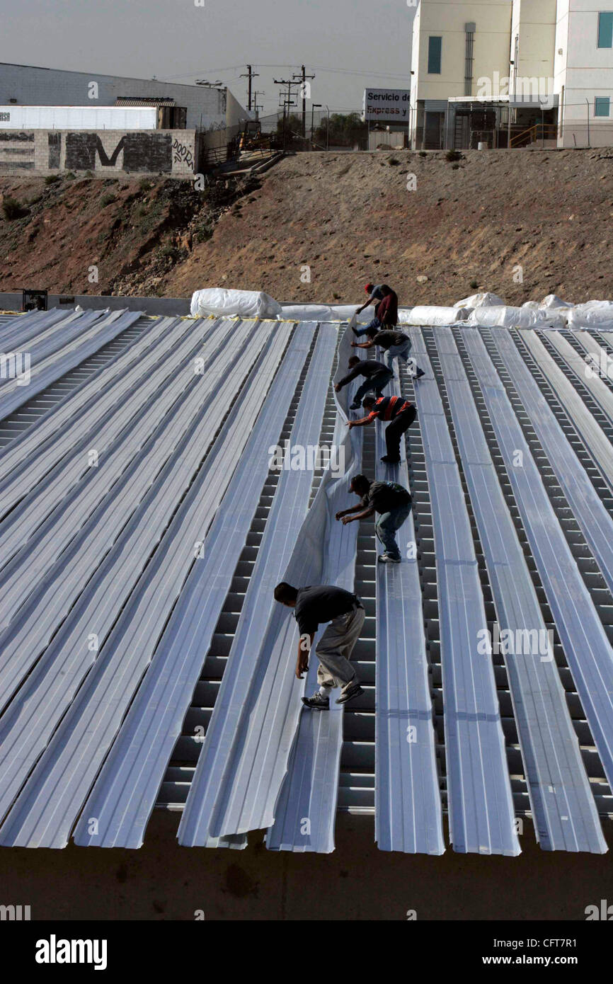 December 14, 2006 , Tijuana,- Construction workers worked on the roof ...