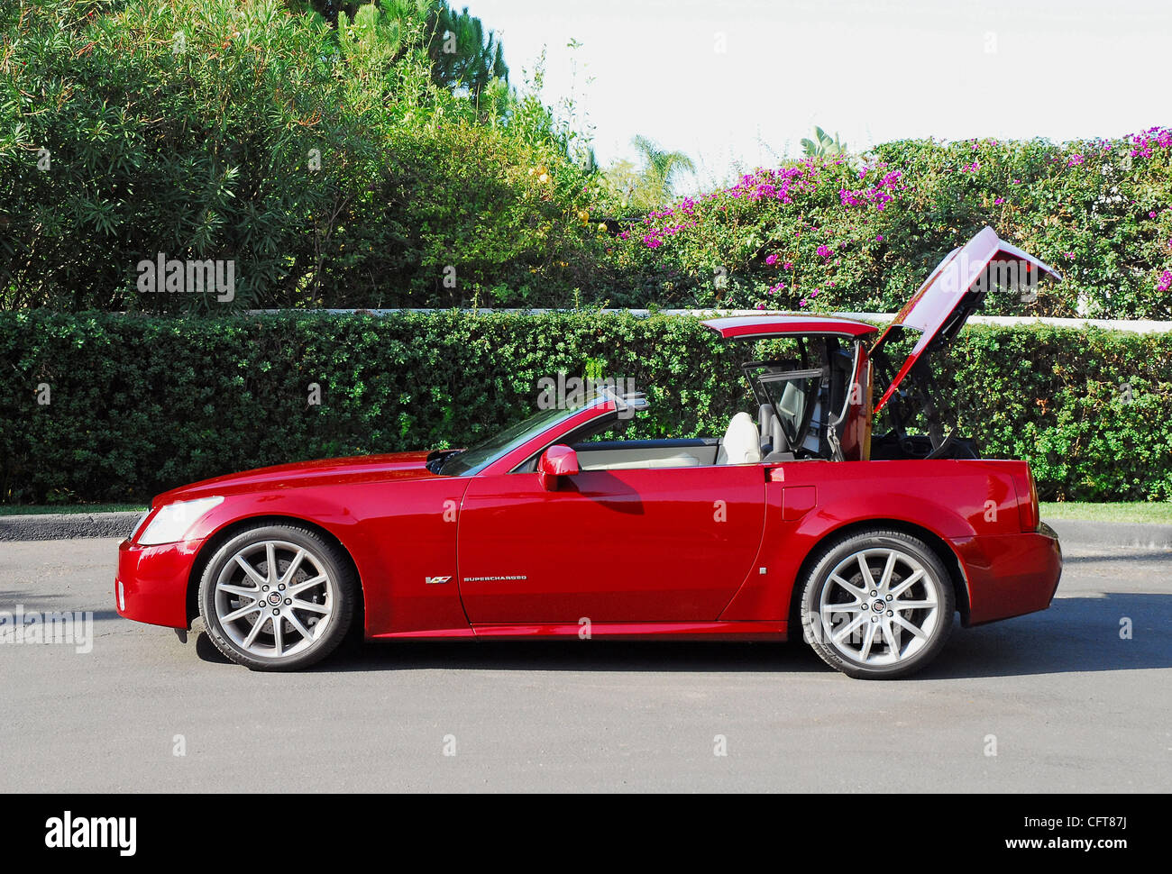 2007 Cadillac XLR-V top half open beauty side Stock Photo - Alamy