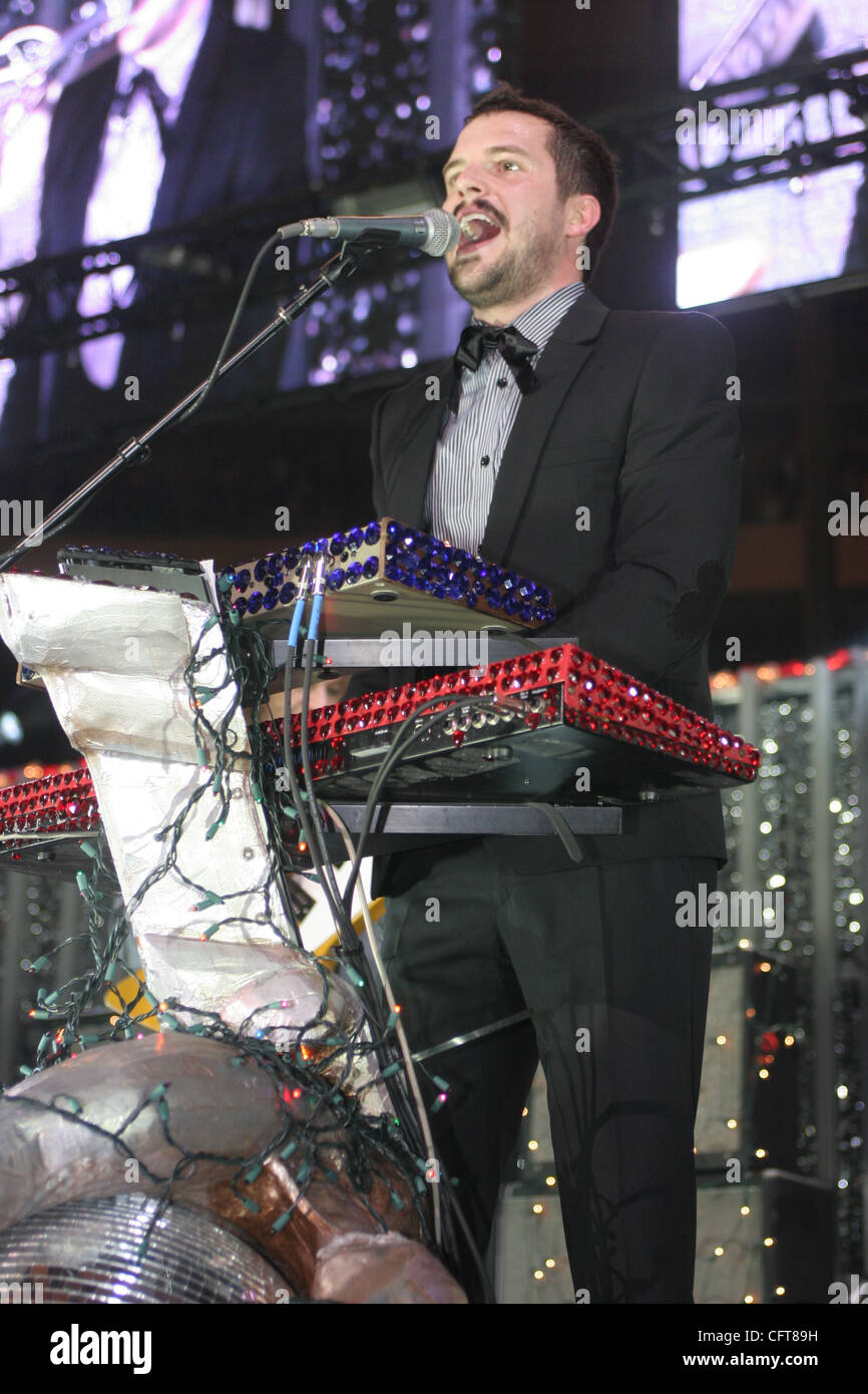 The Killers with David Keuning on guitar, Mark Stoermer on bass ...