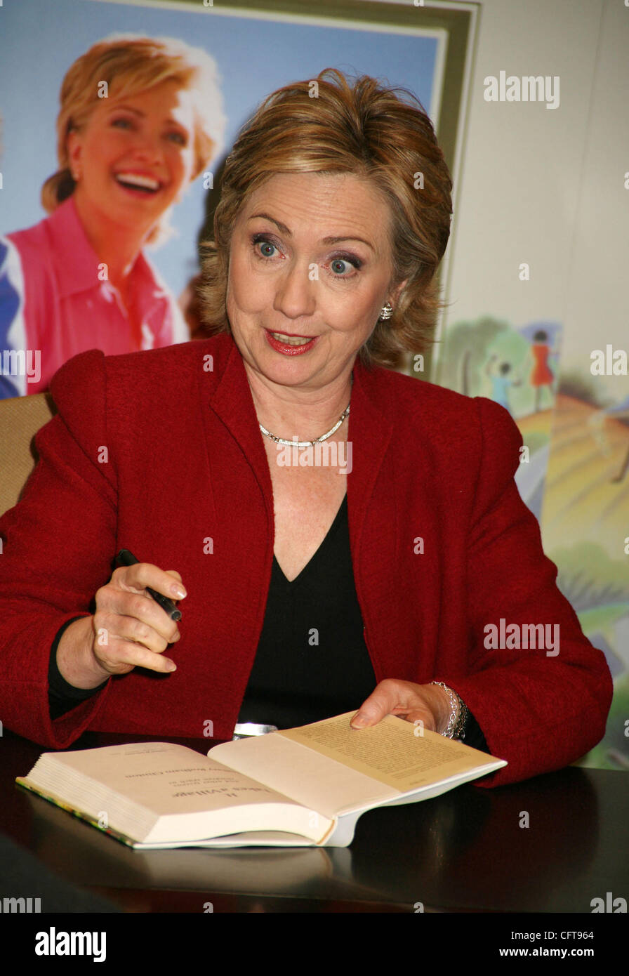 It takes a village hillary clinton hi-res stock photography and images ...