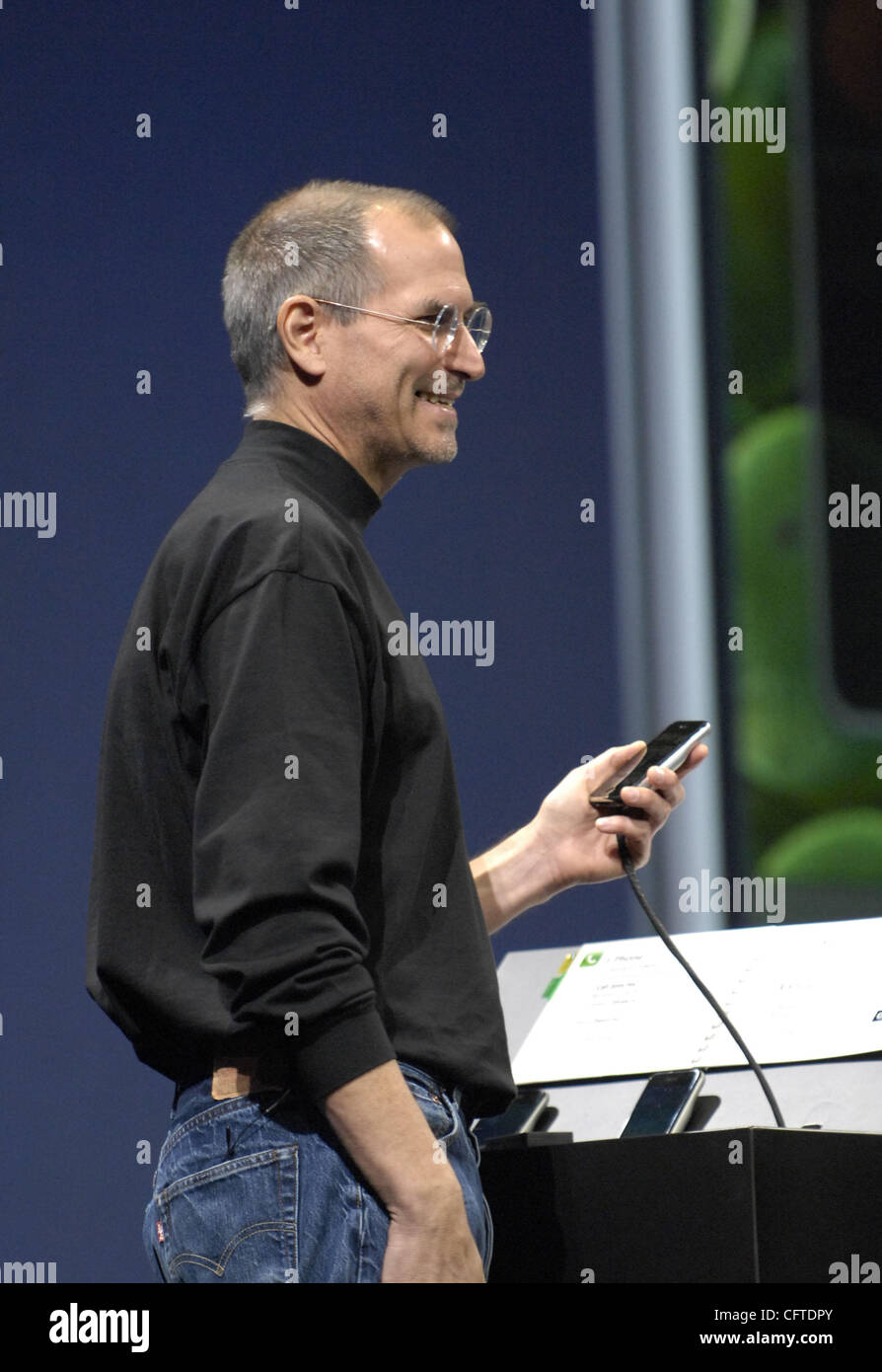 Steve jobs introduces the iphone hi-res stock photography and images ...