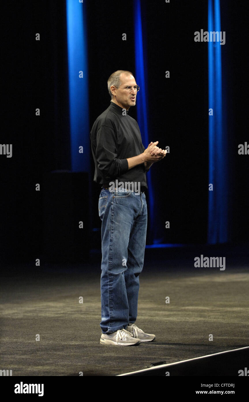 Steve jobs introduces the iphone hi-res stock photography and images ...