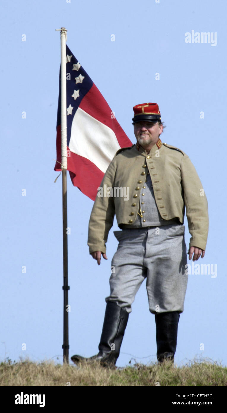 Soldiers stand at attention hi-res stock photography and images - Alamy