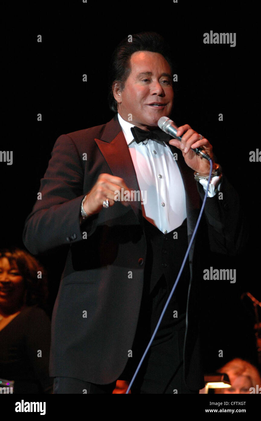 Musician Wayne Newton performing at the Greensville Performing Arts ...