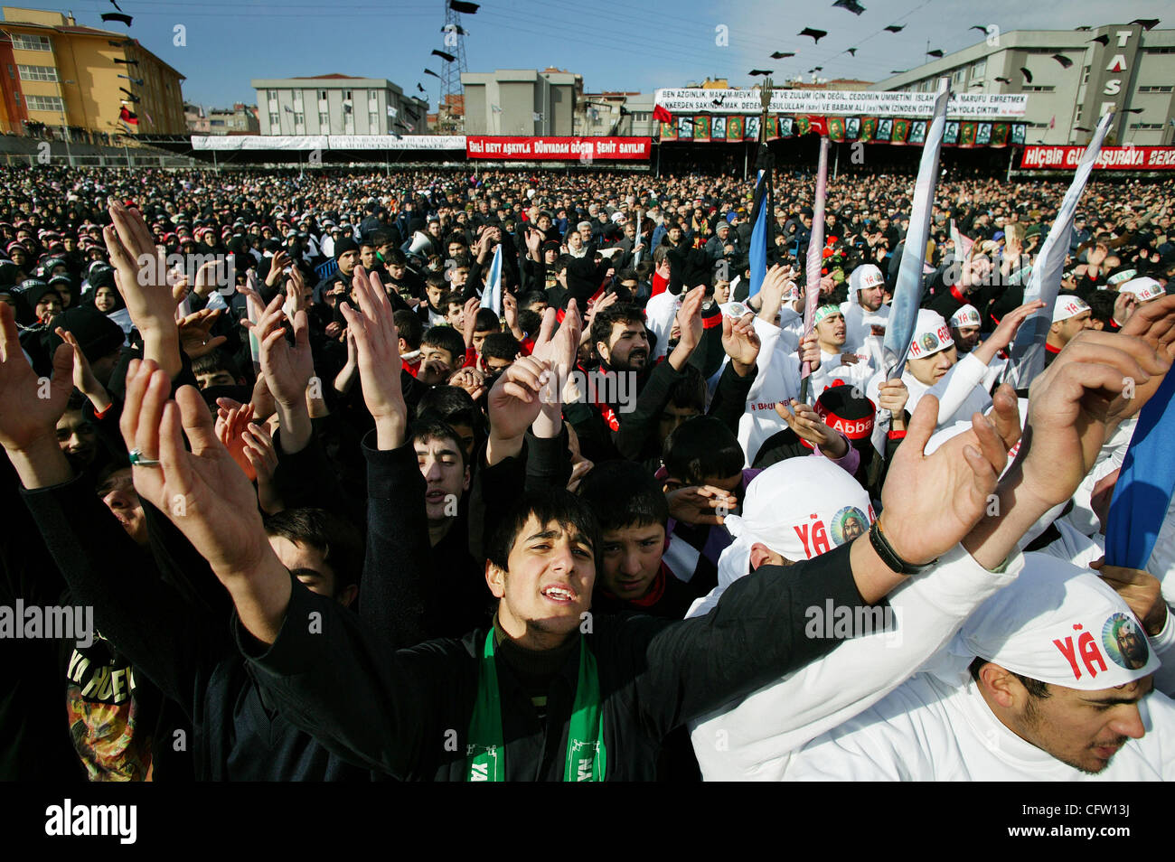 Shia Muslims gather in the Halkali section of Istanbul for the annual ...