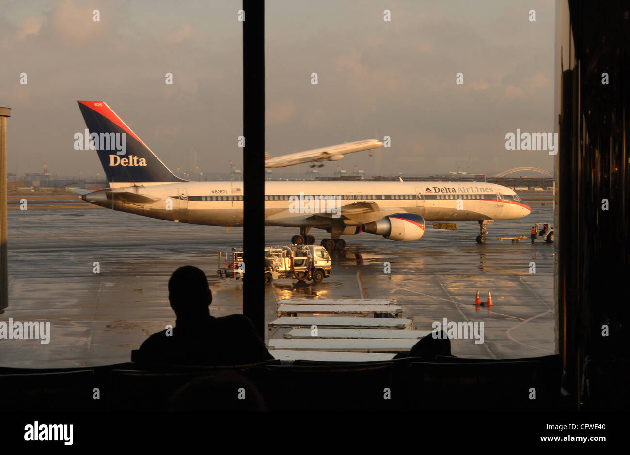 Newark airport runway hi-res stock photography and images - Alamy
