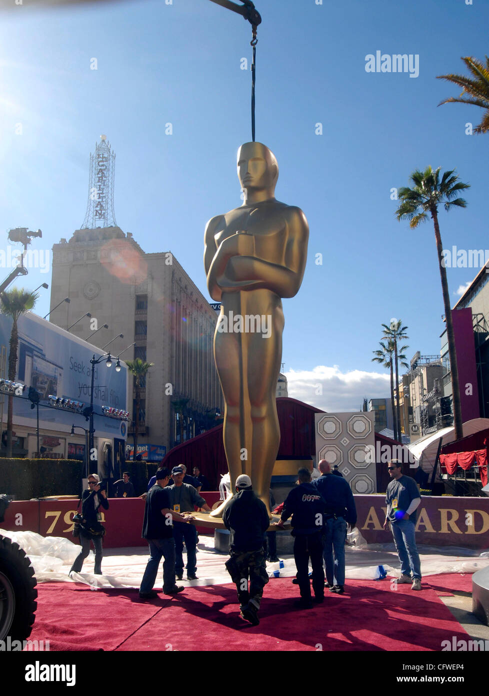 Academy awards red carpet statue hi-res stock photography and images ...