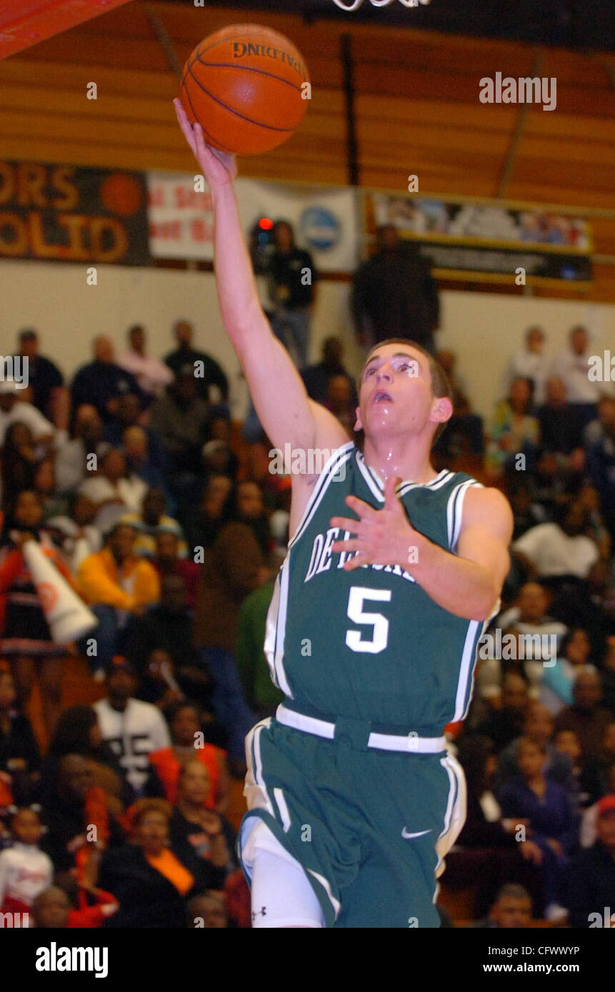 De La Salle's Ryan Silva lays the ball in after making a steal against ...