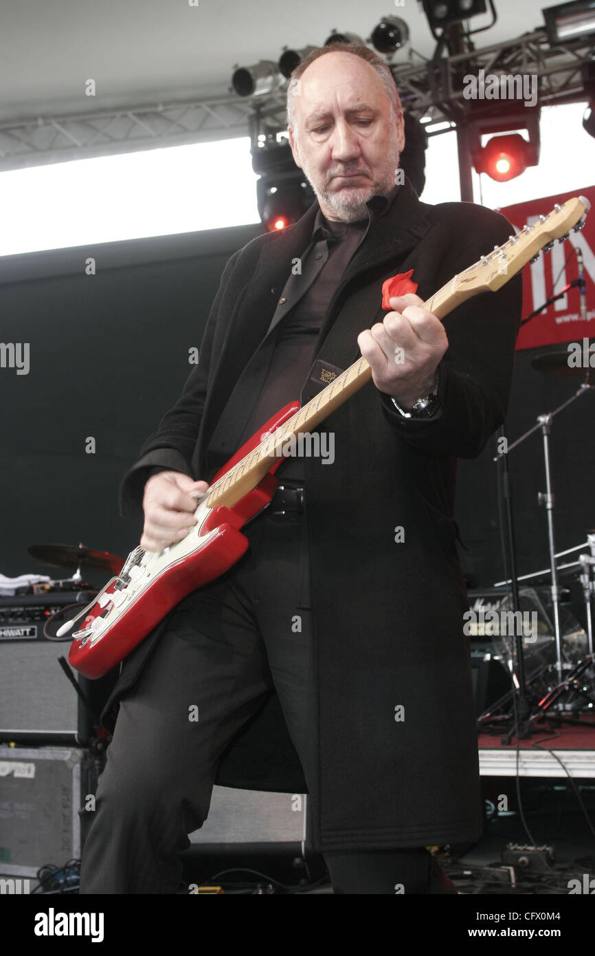 The Fratellis performing BarryFratelli - bass MinceFratelli - drums ...
