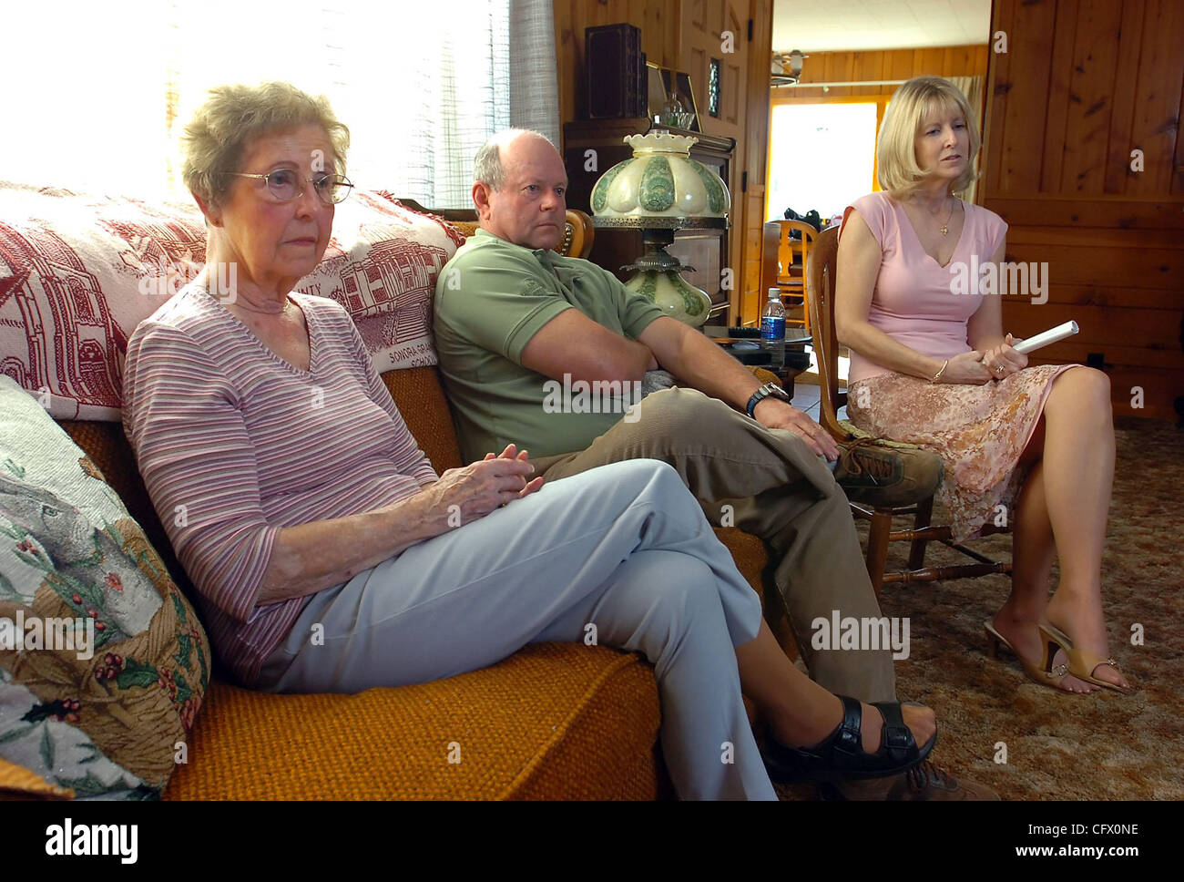 (L-R) Marla Abernathy, from Sonora, sits with her children Jon ...