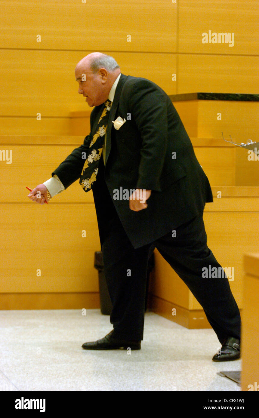 Defense attorney Michael Washor makes his opening statement at former ...