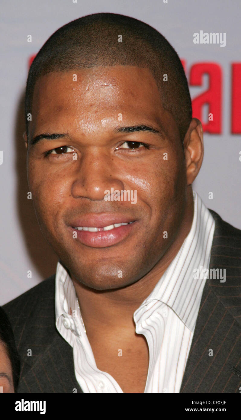 Michael strahan football hi-res stock photography and images - Alamy