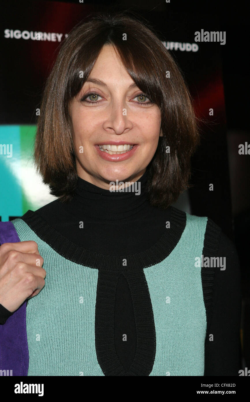 Mar 27, 2007 - Los Angeles, CA, USA - Actress ILLEANA DOUGLAS arrives ...