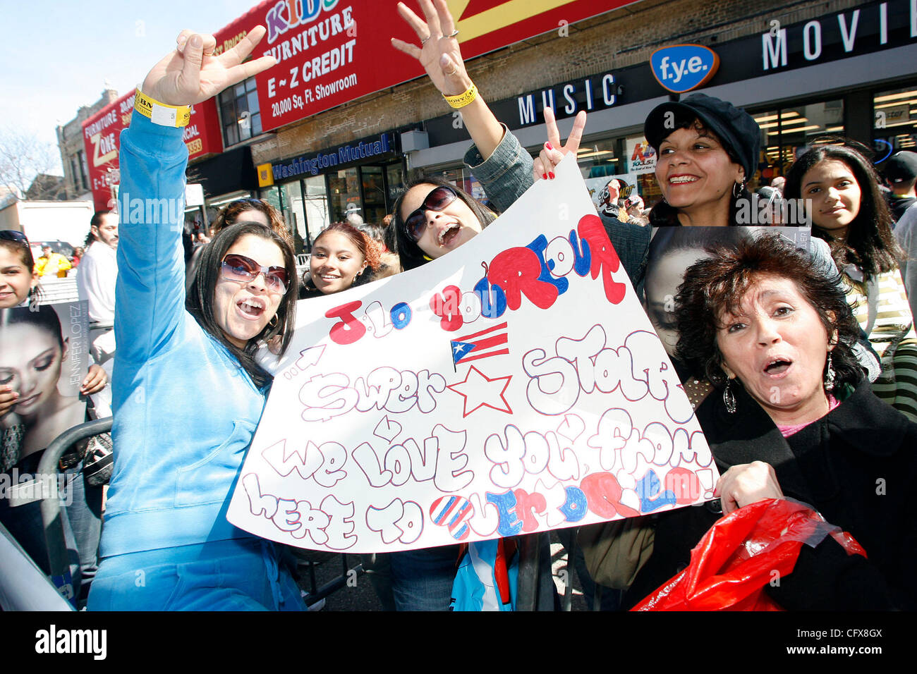 Jennifer lopez fans hi-res stock photography and images - Alamy